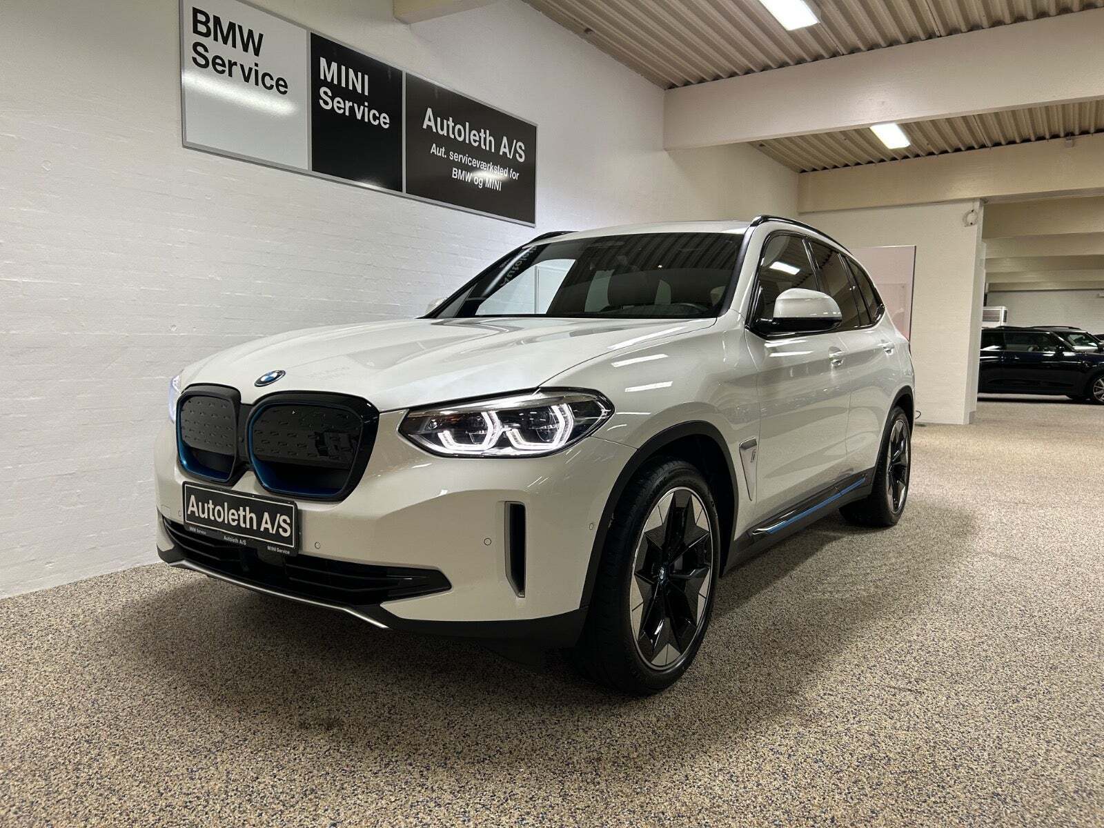 BMW iX3 Charged Plus - 369.900 kr